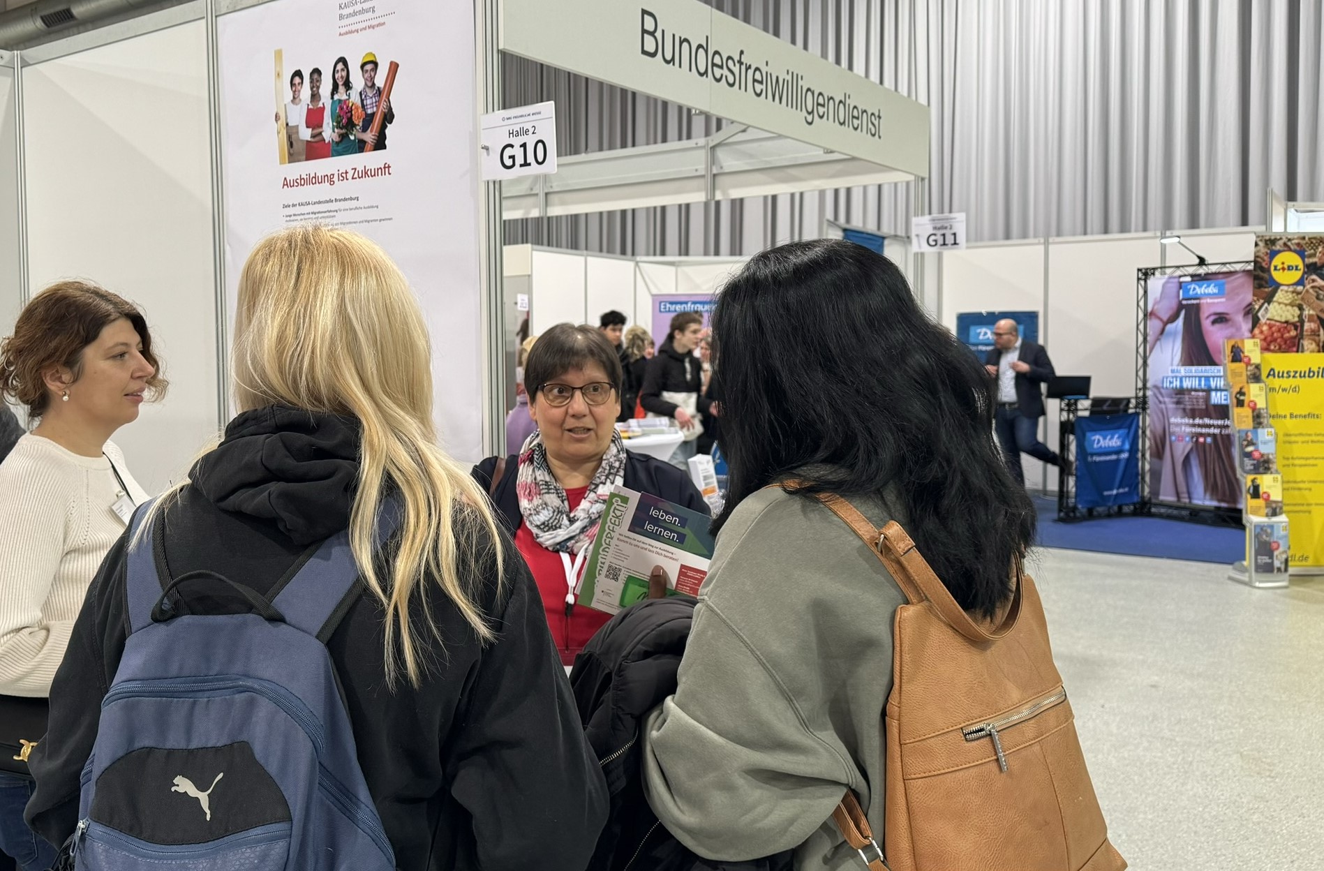 Berufsorientierung auf 2 x 2 m: Das KAUSA-Team auf der IMPULS-Messe in ...